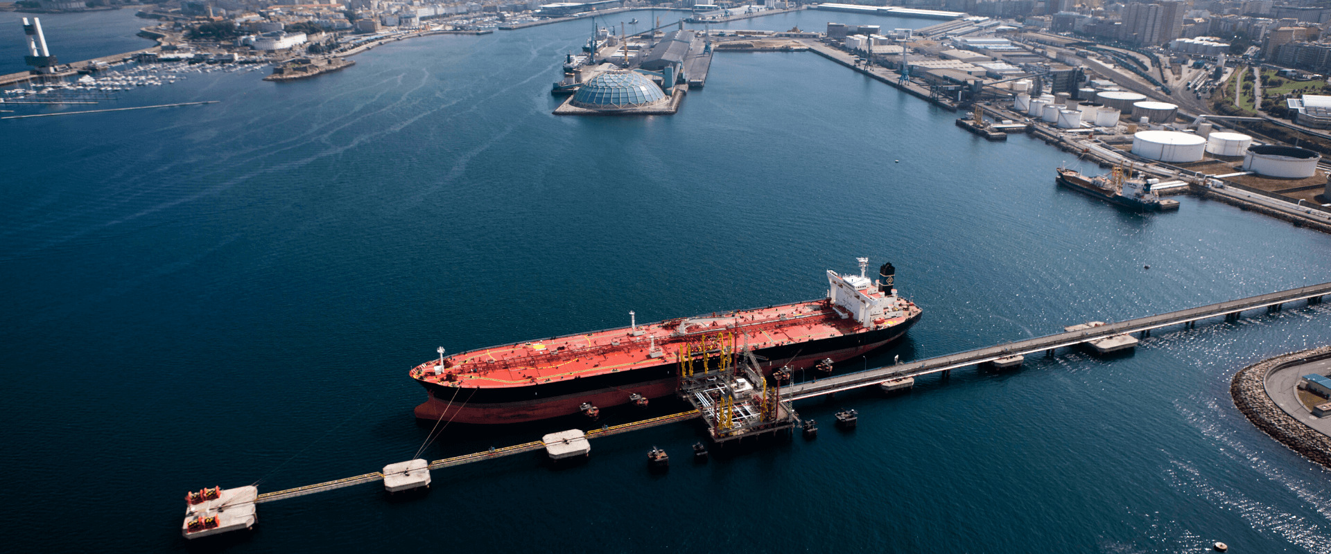 How long do oil tankers stay in port?