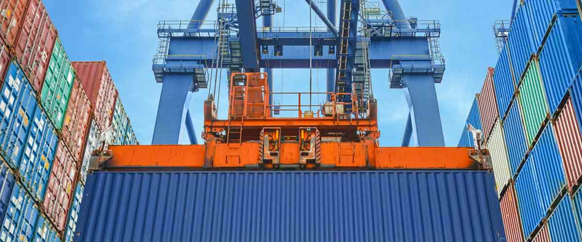 The Advantages of Utilizing Shipping Containers for International Trade