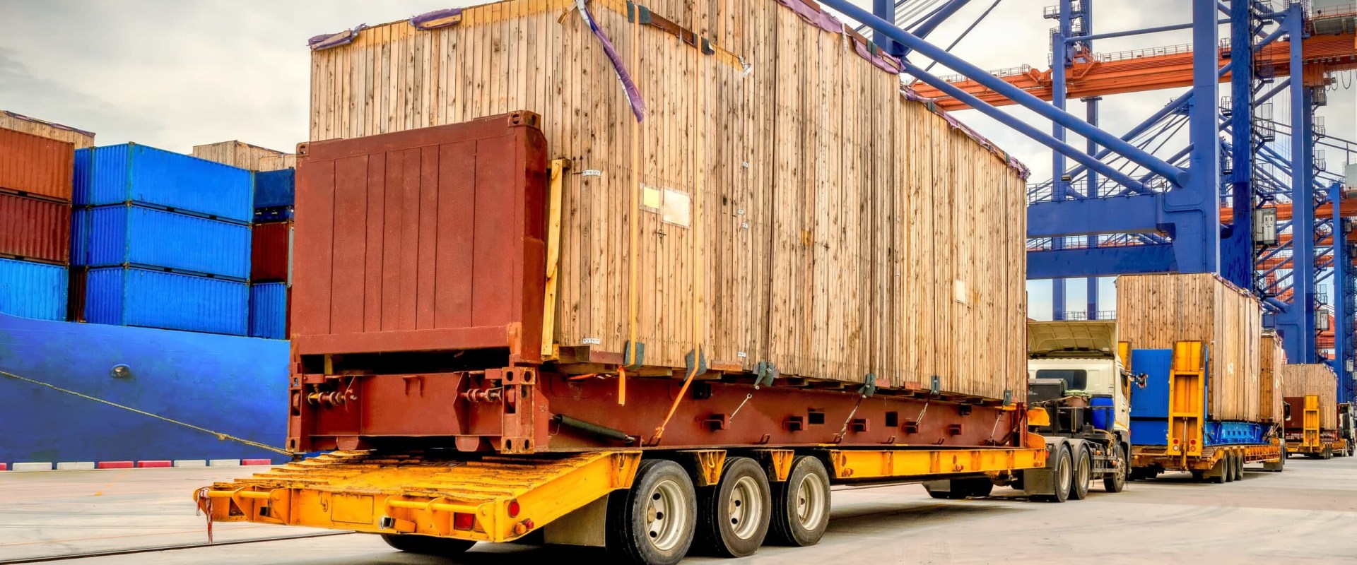 What is the difference between flat rack container and open top container?